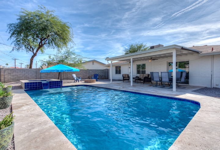 Private Getaway! Amazing Pool, King Beds - Paradise Valley, AZ