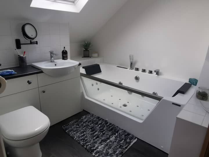 Sunny Family Residence With Parking. Jacuzzi Bath Perfect For Relaxing And Unwinding - Whitstable