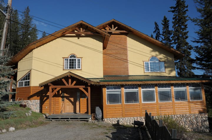 Alpenrose, Nordic Hottub, Mountain Views. Sleep 16 - Golden