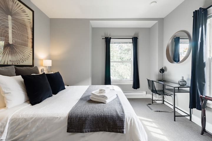 Climb Into The Plush Bed At Tranquil Urban Retreat - View Ridge - Seattle