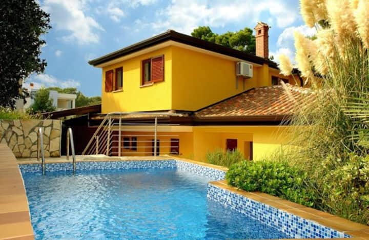 Yellow House With Swimming Pool - Koper