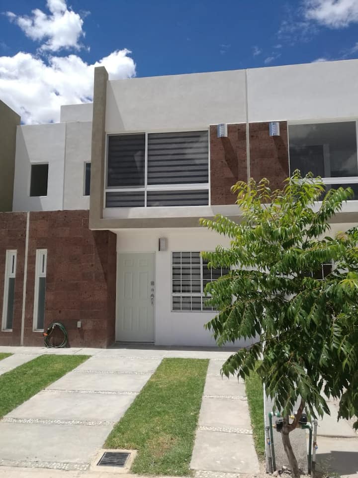 Ideal Para Trabajo, Familias Y Grupos De Amigos - León