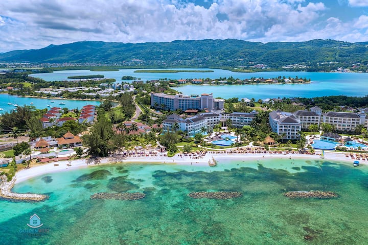 3br Tranquil Townhome W/ Beach Access, Pool & Gym. - モンテゴ・ベイ