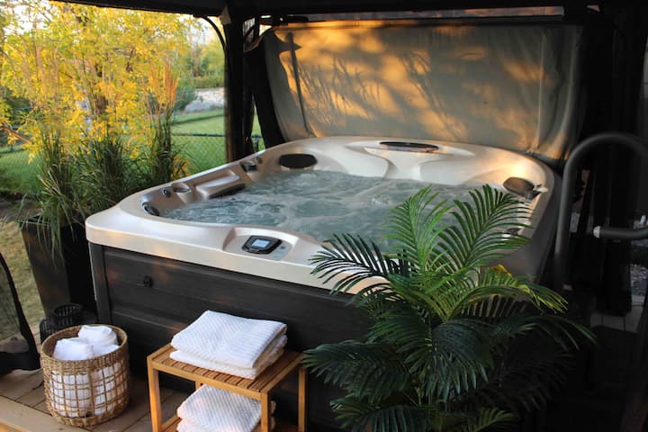 Hot Tub Rejuvenation Experience -Calgary Getaway - Calgary