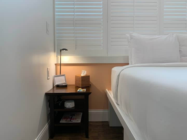 Queen Room With Twin Loft - Downtown Beverly Hotel - Salem, MA