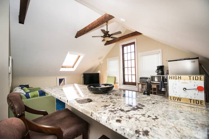 Cute Attic Apt With Roof Deck - Newport, RI