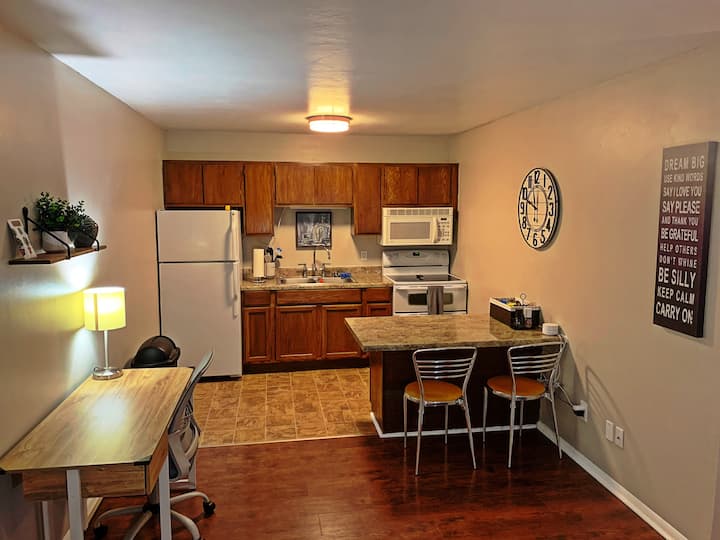 Quiet And Centrally Located Studio Apartment. - Carousel, Huntsville
