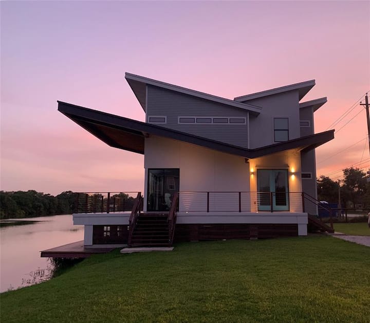 Stunning New Waterfront Retreat - Seabrook, TX
