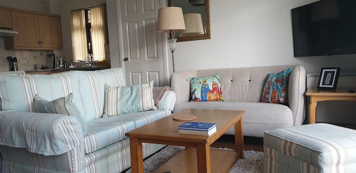 Seafront Apartment, Ground Floor, Free Parking - Newcastle Beach