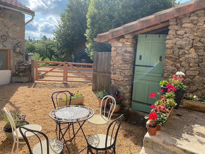 Picturesque Cottage Escape - Saint-Mathieu