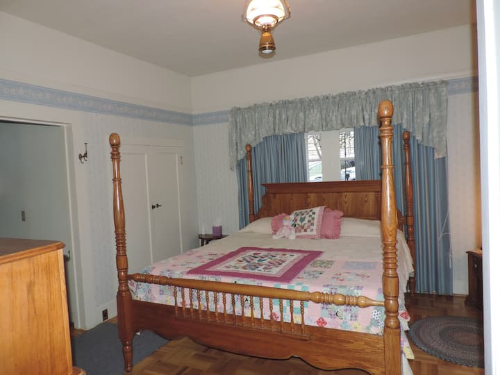 In Town Creekside Victorian Downstairs Private - Nevada City, CA