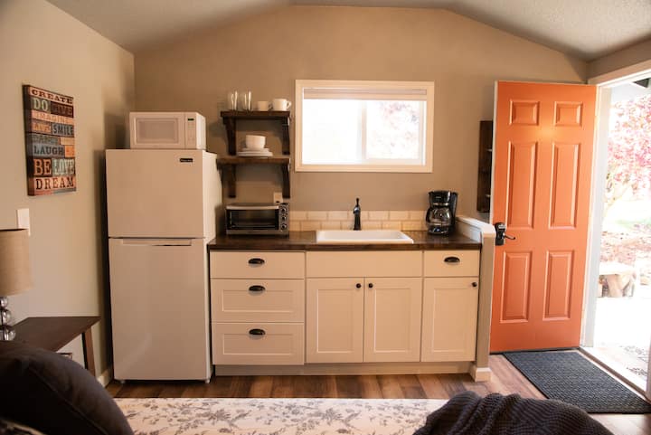 Studio Cottage Perfect For Quiet Getaway - Happy Valley, OR