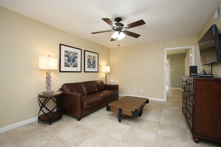 Memorial City/galleria Convenient  1b/1b Condo! - Bellaire, TX