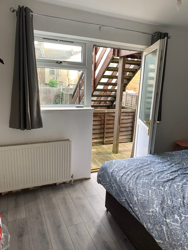 Rear Ground Floor 1 Bed Apartment With Balcony - Southend-on-Sea