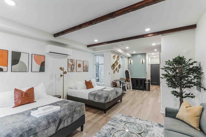 Large Studio W/2 Beds & Balcony (C) - Philadelphia Zoo, Philadelphia