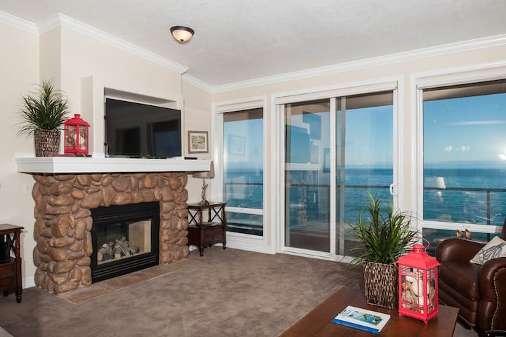 Admiral's Getaway - Top Floor Oceanfront Condo - Depoe Bay, OR