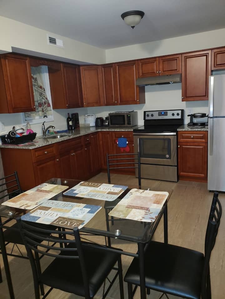 Beautiful Room Wt Queen Size Bed, Tv, Readin Table - Bridgeport, CT