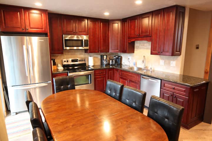 Premium New 3 Bed 2 Bath Townhome, Sleeps 8 - Mammoth Lakes, CA