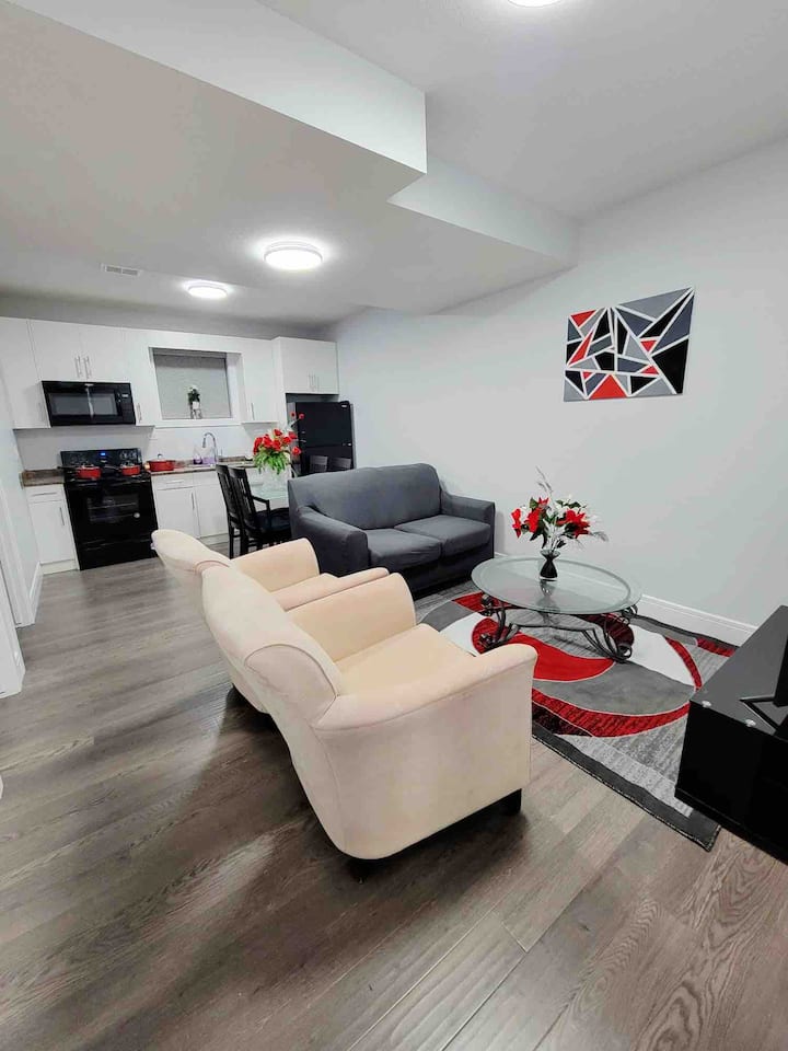 Cozy Evergreen Motherland 2-bedroom Family Suite - Saskatoon
