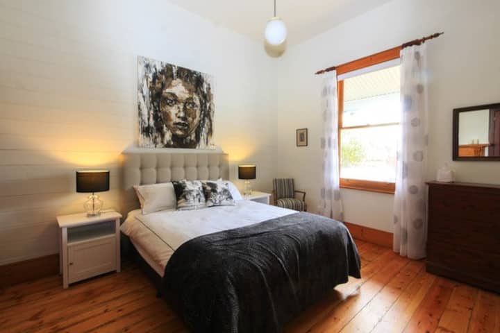 Balfour St Stunning 3 Bed Home - Riverside