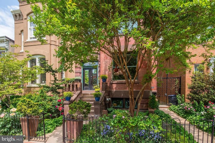 Elegant & Cozy 2br/2ba W Parking | Walk To Capitol - Washington, D.C.