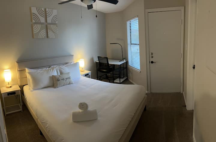 Luxe 1b Apt In South Lamar 10 Mins Away From Dt - Austin, TX