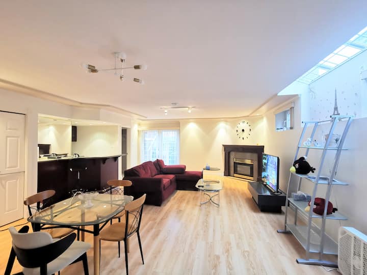 Large Private 2 Bedroom Suites + Private Entrance - Vancouver