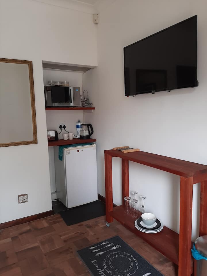 Cosy 1 Bedroom, Own Entrance With Private Patio - Edenvale