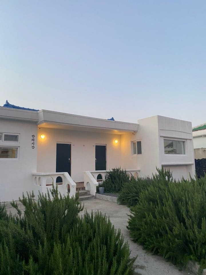 반의시간101호
김녕 조용한 바닷가마을에 자리한 힐링숙소랍니다.뚜벅이들도 편하게오실수있어요 - Jeju-si