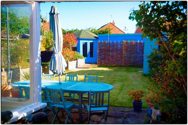 Quirky Artist's Garden Cabin, Whitstable, Kent - Whitstable
