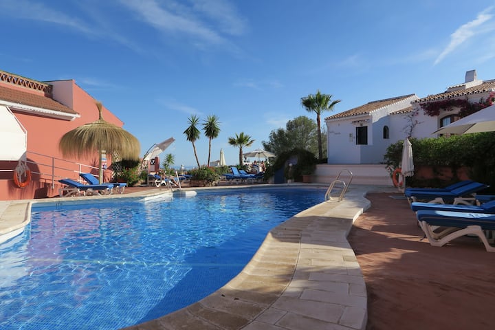 Adosado De Vacaciones Con Piscina Comunitaria Y Jardín Privado, Wifi Ilimitado Incluido - Nerja