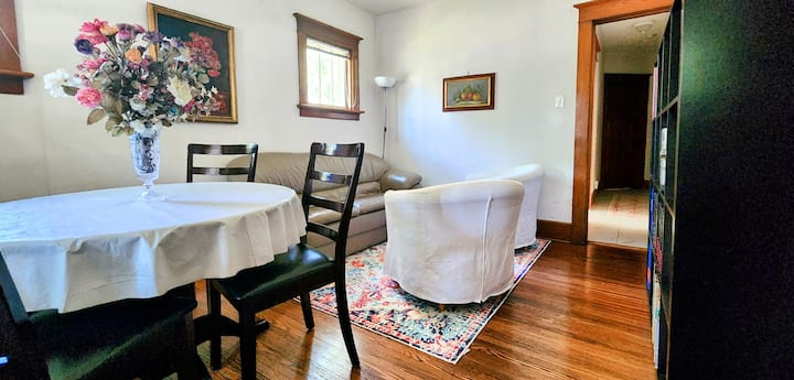 White Room In Uptown Apartment - Waterloo