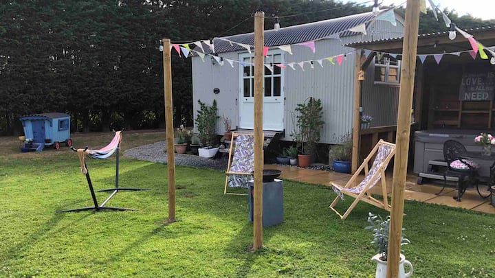 The Willows. The Shepherd Hut In The City . - Worcestershire