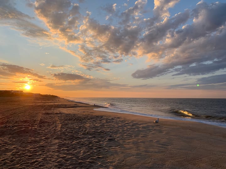 Quiet Beach Getaway. 2 Blocks From The Beach - Long Beach, NY