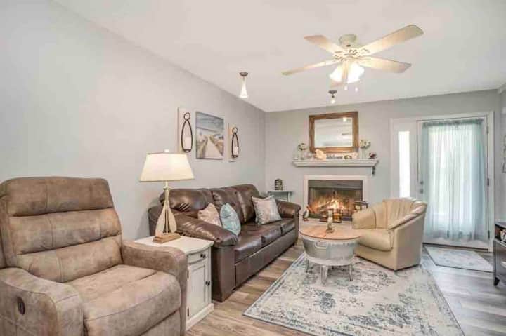 Lovely Condo With Indoor Fireplace On The Beach - Ripley's Aquarium of Myrtle Beach