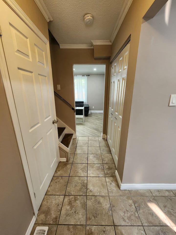 Full Available Cozy Townhouse - Hamilton