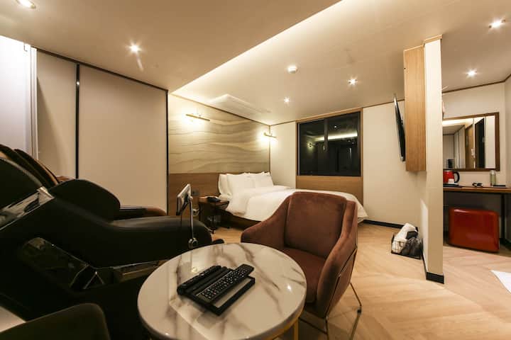 더스톤브릿지 호텔 스페셜룸(조식+2pc) - Busan