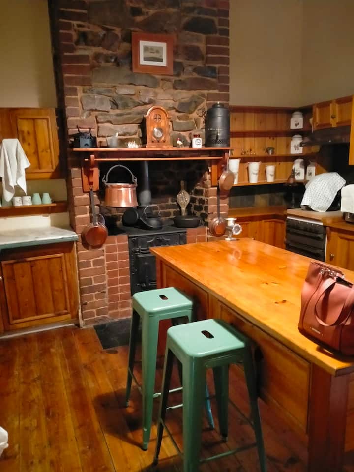 Welcoming 2 Bedroom (Sleeping Up To 5 Guests ) House Situated Right On The Corner Of The Heysen Trail In The Heritage Listed Town Of Burra Sa.
Only 25 Minutes From The Wine Region Of The Clare Valley - Burra