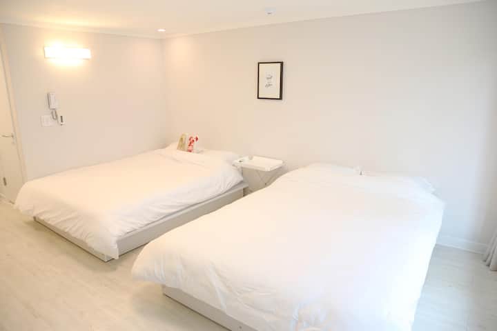 Private Comfy Studio - 2 Queen Beds - Seoul