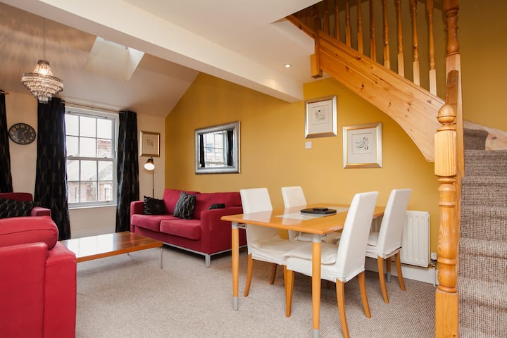 Penthouse University Area W/parking Sleeps 8 - Belfast