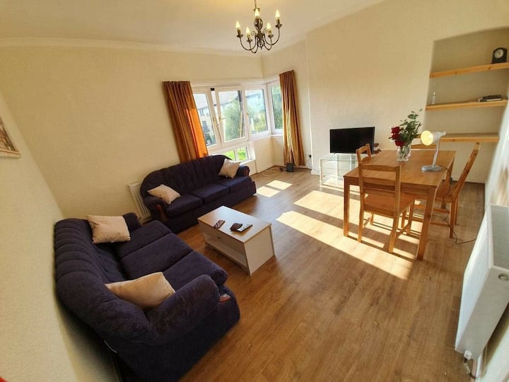 A Splendid 3 Bedroom Apartment, With Free Parking - Edimburgo