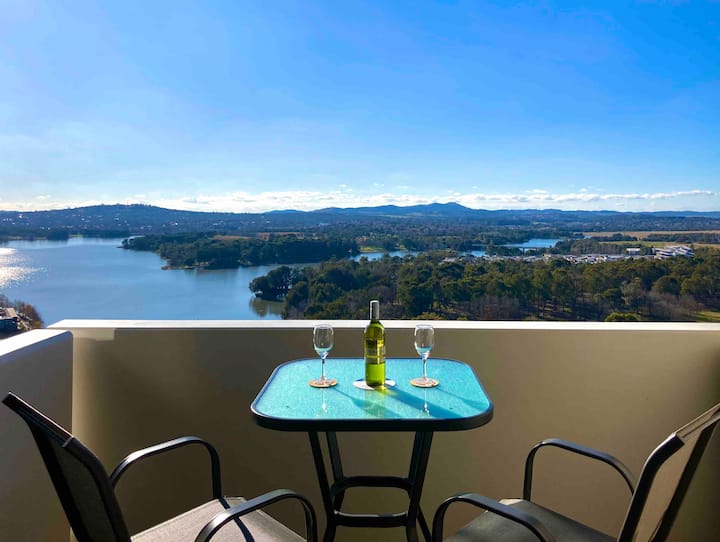 Sweeping Views - Waterfront Luxury - Belconnen