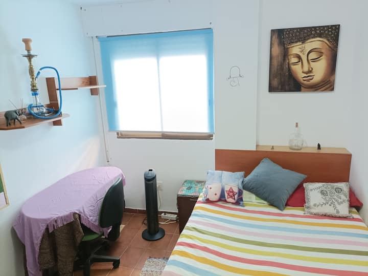 Habitación Amplia Junto A La Playa Del Zapillo. - Almería