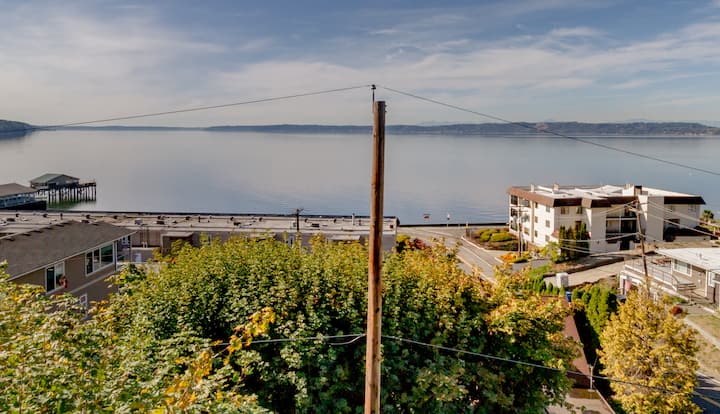 Waterfront Beach House Plus Maid Service - Federal Way, WA