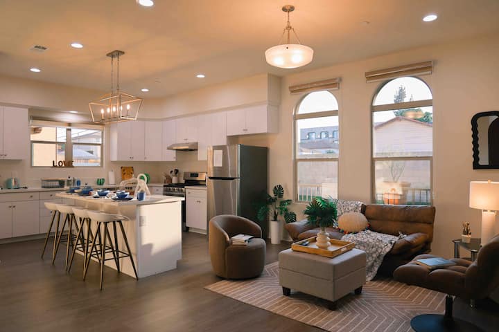Jie’s Quiet Arc – A Sophisticated 2b Townhome Stay - Rosemead, CA