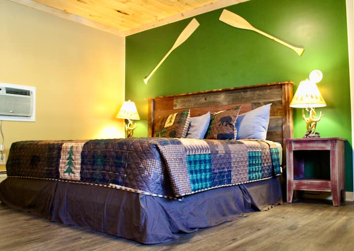 Cozy Lake George King Suite Retreat - Lake George, NY