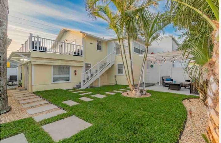 Lovely 2 Bedrooms, Steps Away From The Beach. - Bradenton Beach, FL