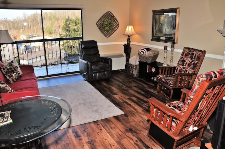 Charming Top Floor Condo With Private Balcony - Gatlinburg, TN