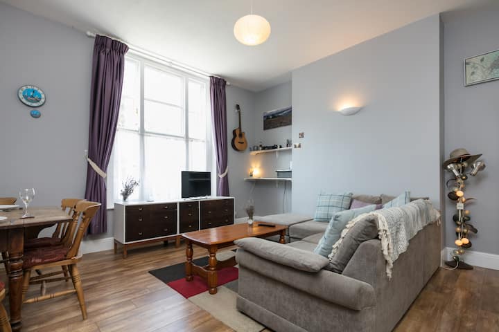 Beautiful, Light & Spacious Aigburth Apartment - 
