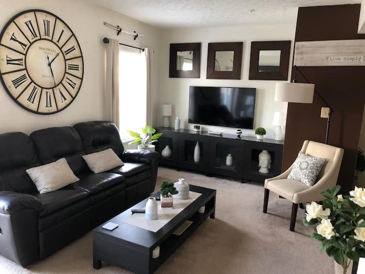 Suburban Zen Townhome (Not Just A Basement Suite!) - Largo, MD